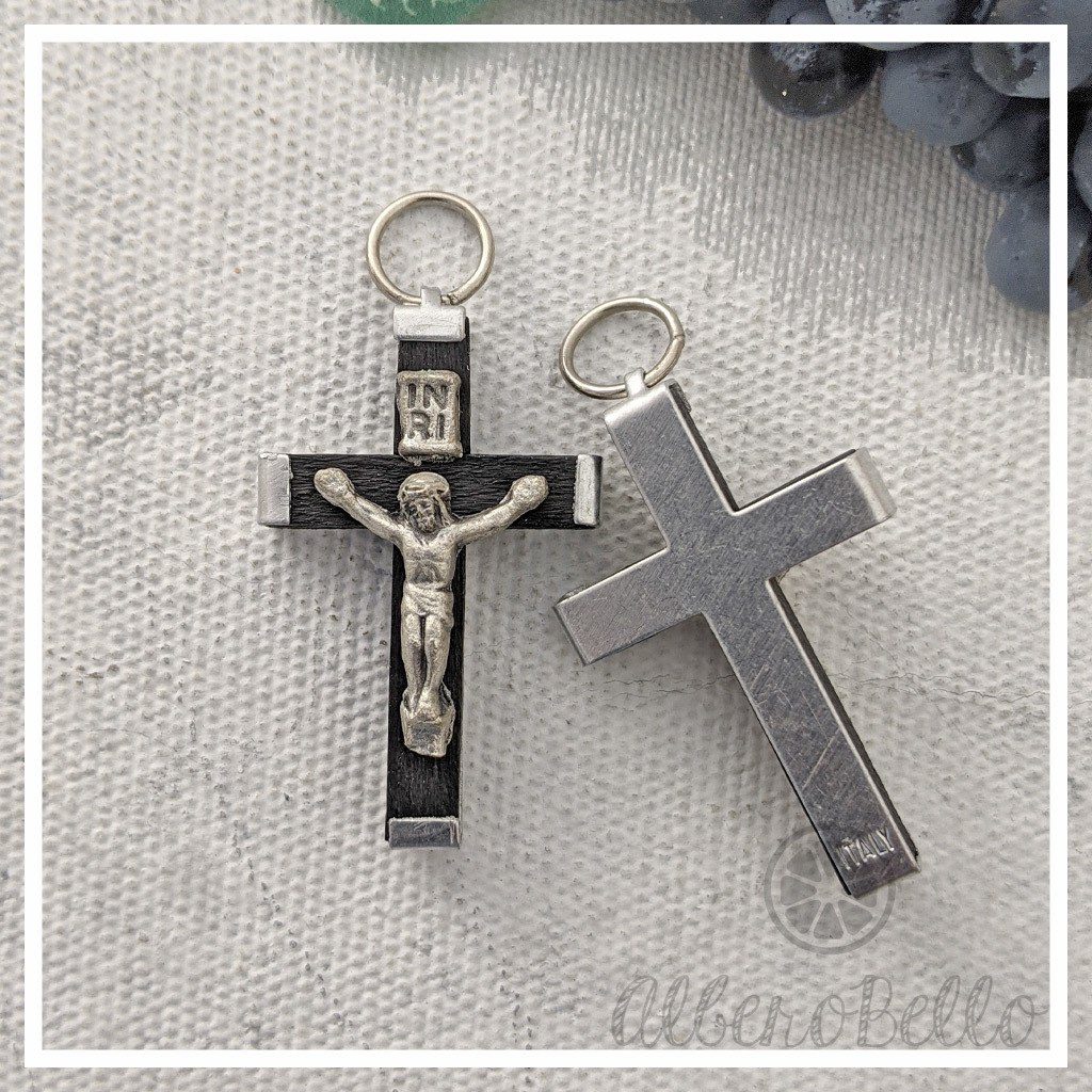 Cruz en madera negra y metal