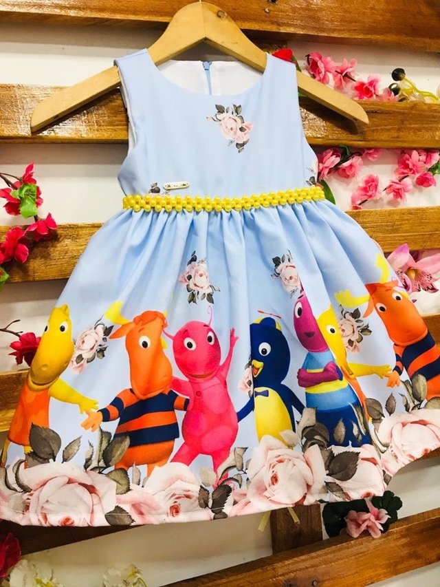 Vestido Backyardigans fundo azul modelo Júlia infantil