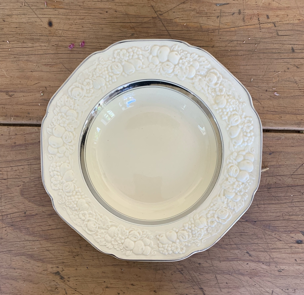 Plato hondo de loza inglesa Crown Ducal Florentine. 25cm.